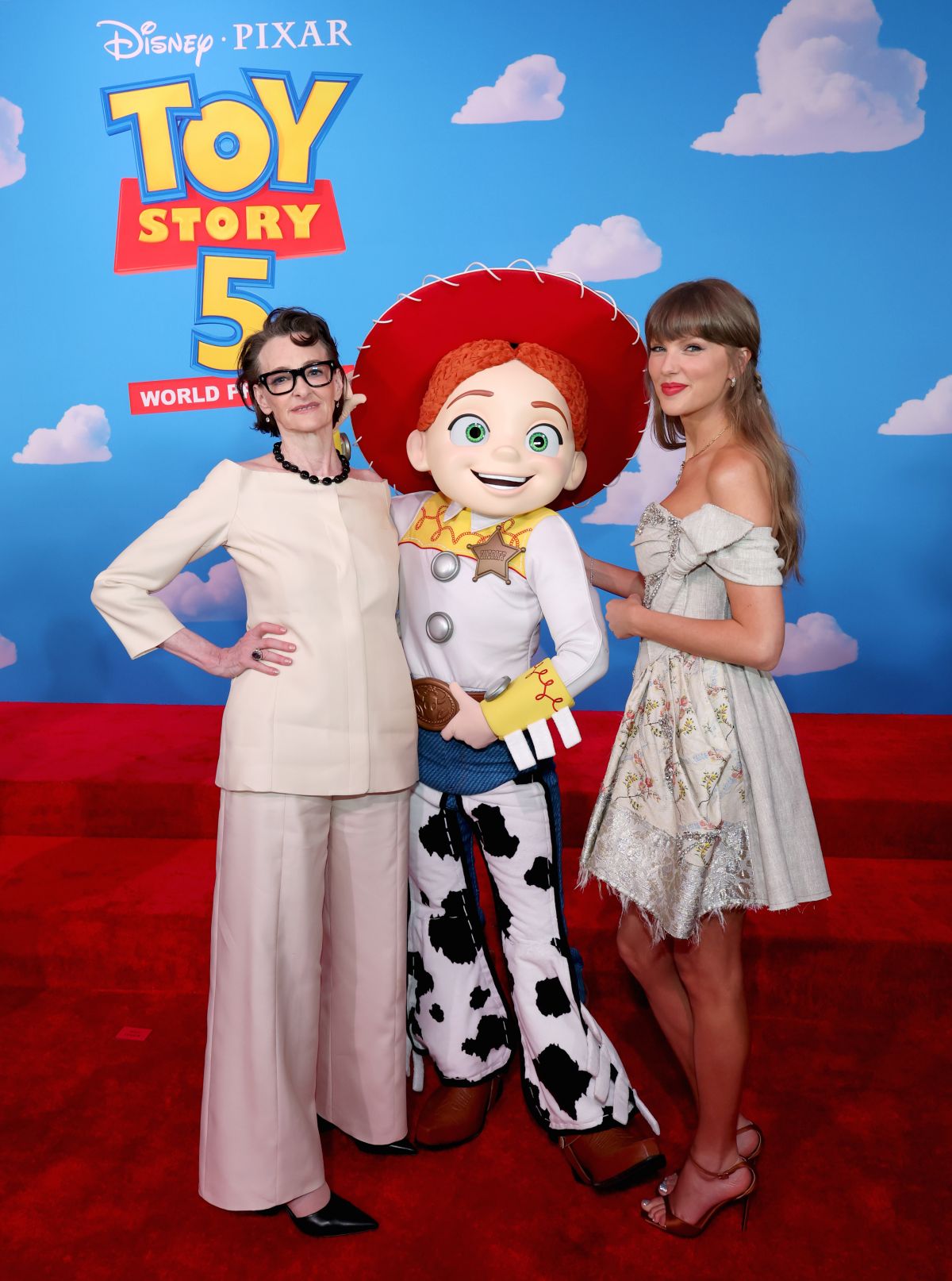 TAYLOR SWIFT at Toy Story 5 L.A. World Premiere in Los Angeles 06/09 ...